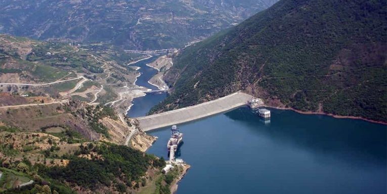 Mungesa e reshjeve vë në vështirësi KESH, humbje 21 mln